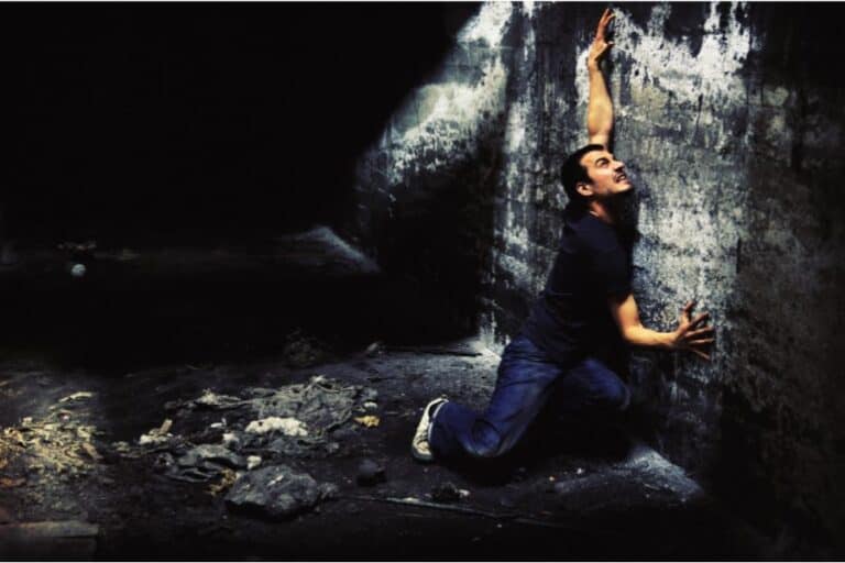 12 Meanings of Dreams About Being Trapped